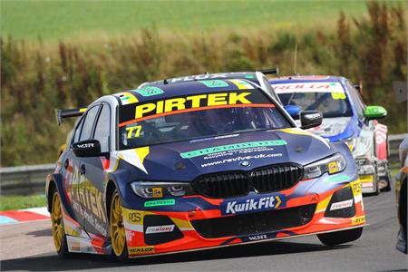 Pirtek Racing battles hard at Thruxton - Pirtek